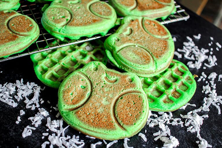 Vietnamese Coconut Pandan Waffles (Bánh Kẹp Lá Dứa) – Bun Bo Bae