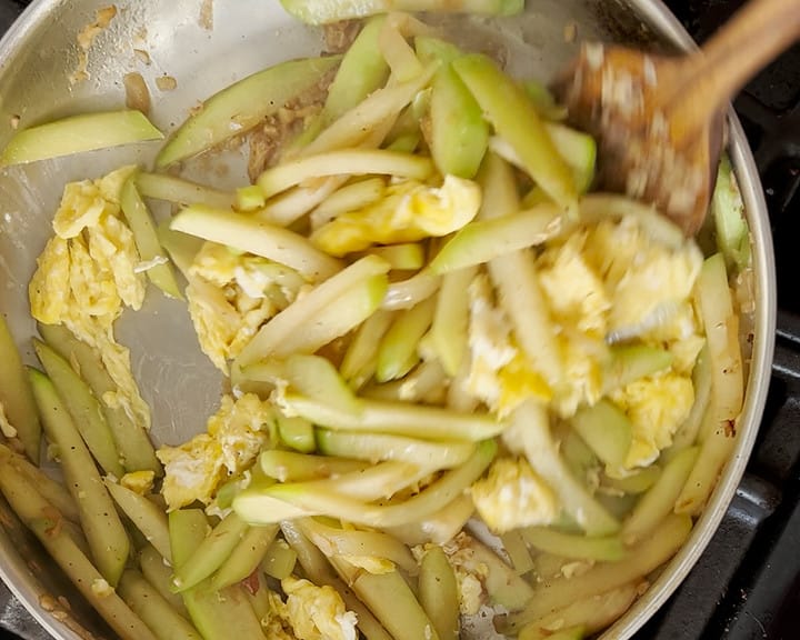 Chayote Squash and Egg Stir Fry (Su Su Xào Trứng) – Bun Bo Bae
