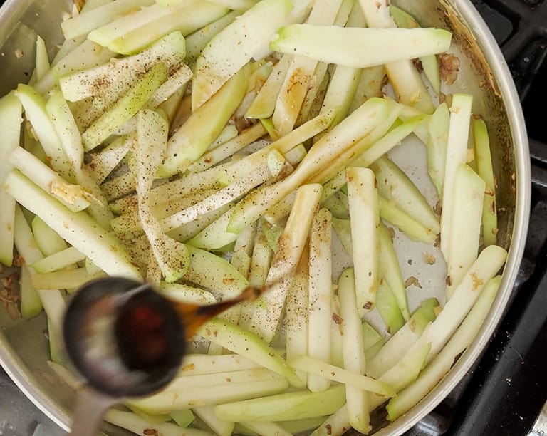 Chayote Squash and Egg Stir Fry (Su Su Xào Trứng) – Bun Bo Bae