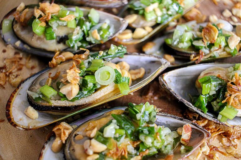 Vietnamese Grilled Scallion Oil Mussels (Chem Chép Nướng Mỡ Hành) – Bun ...