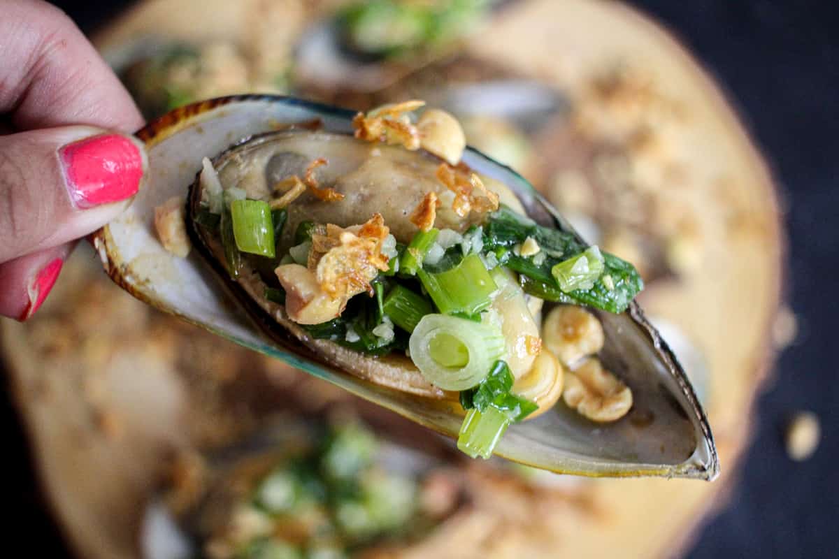 Vietnamese Grilled Scallion Oil Mussels (Chem Chép Nướng Mỡ Hành) – Bun ...
